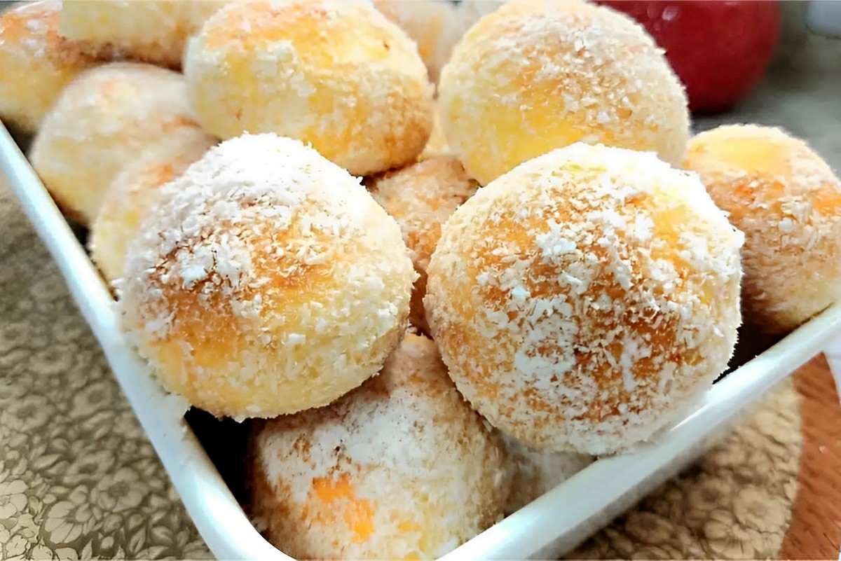 Bolinho de chuva assado coberto com coco delicioso e muito mais leve ...