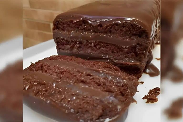 Bolo de chocolate recheado e molhadinho perfeito para um lanche da ...