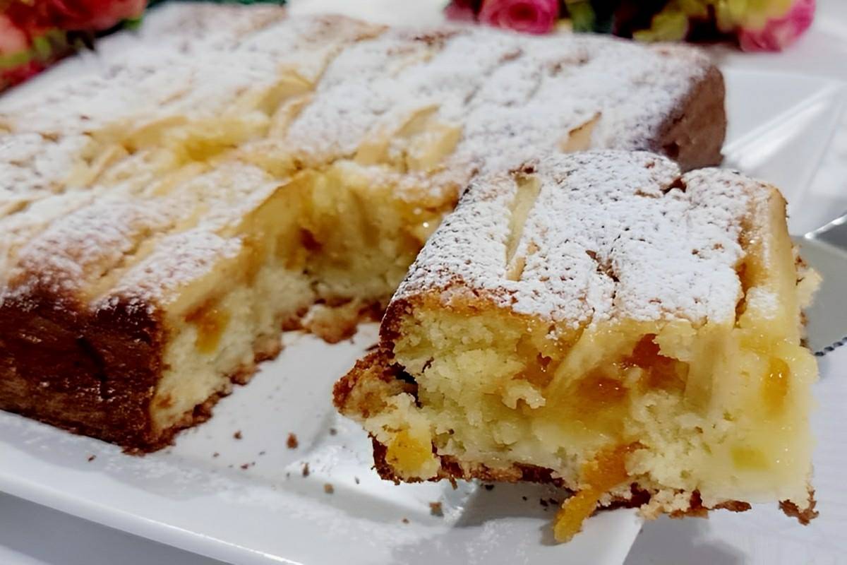 Bolo de maçã que já sai do forno recheado delicioso e perfeito para seu ...