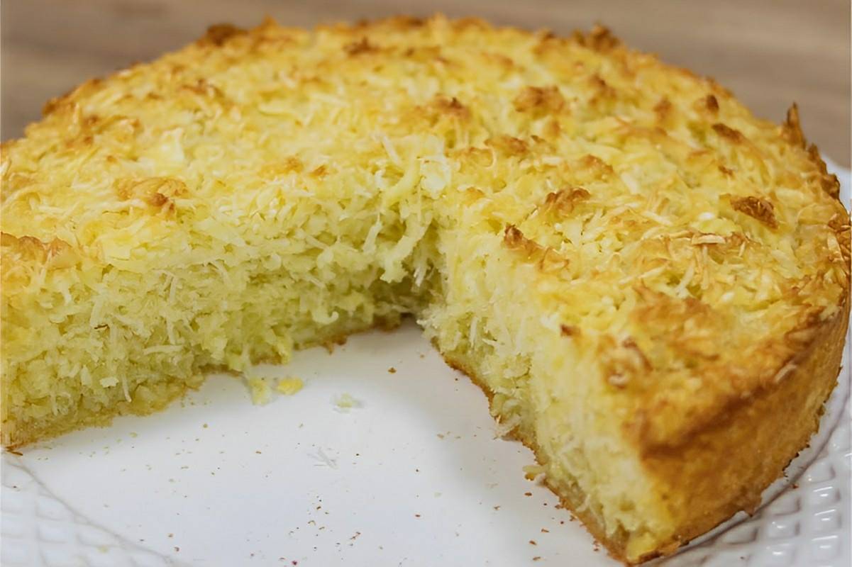 Bolo de mandioca ralada simples e fácil basta misturar os ingredientes ...