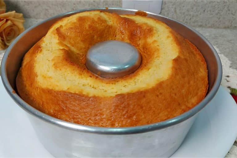 Bolo simples com apenas 2 ovos pronto para assar em apenas 4 minutos