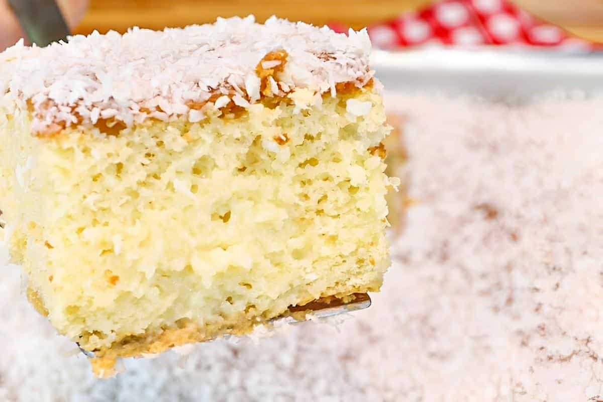 Bolo toalha felpuda um bolo gelado de coco muito fácil de preparar