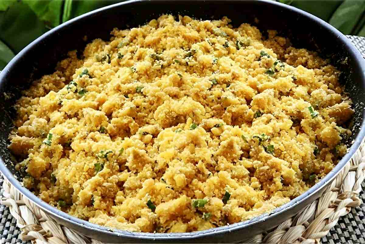 Farofa de banana simples deliciosa e fácil de fazer para o almoço ou jantar
