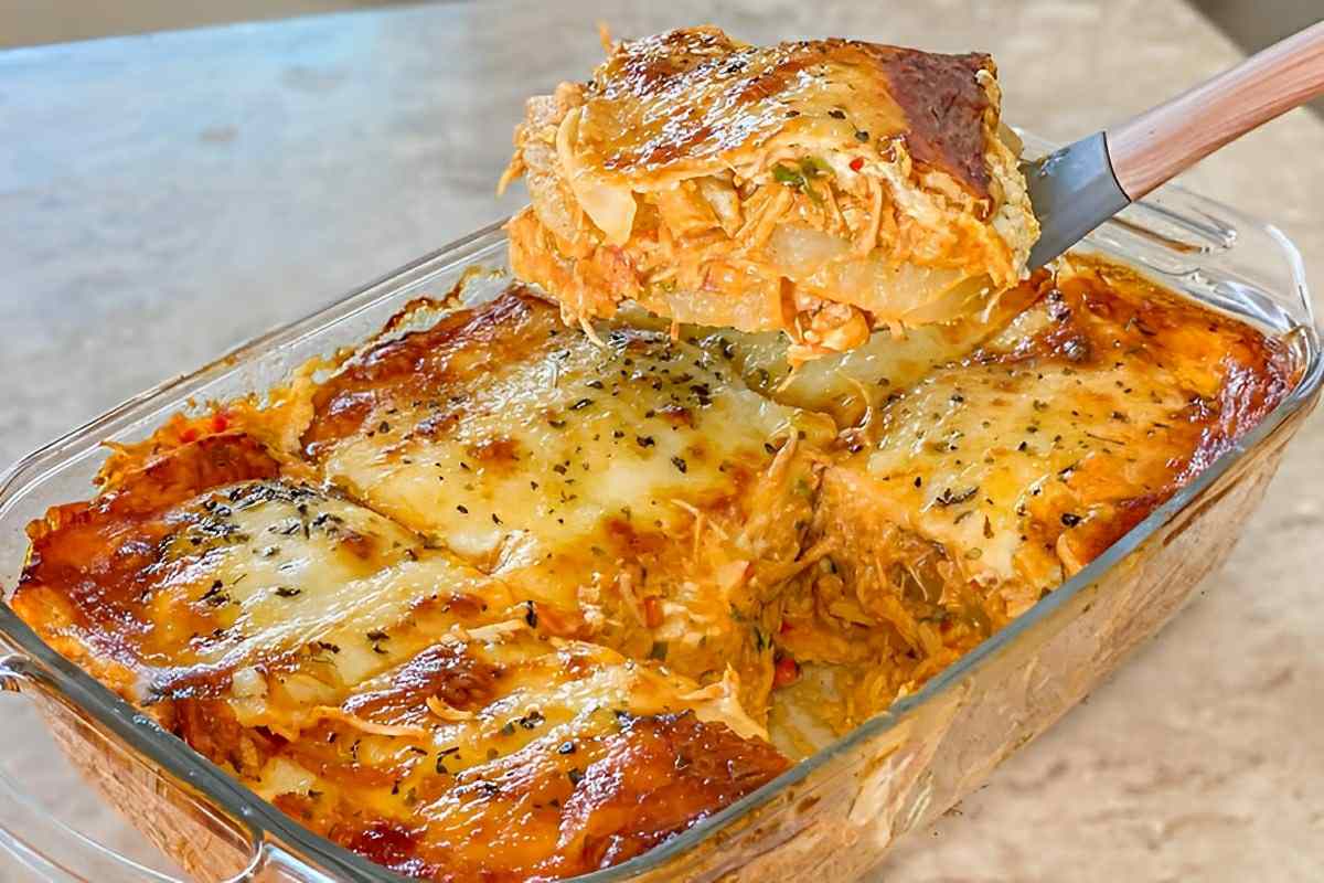 Frango desfiado com batatas ao forno uma receita econômica de dar água ...