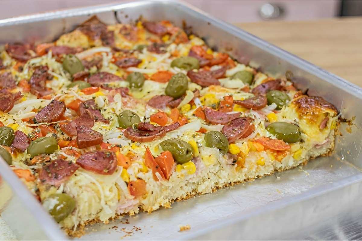 Pizza caseira com massa mole um lanche delicioso e fácil de fazer para ...