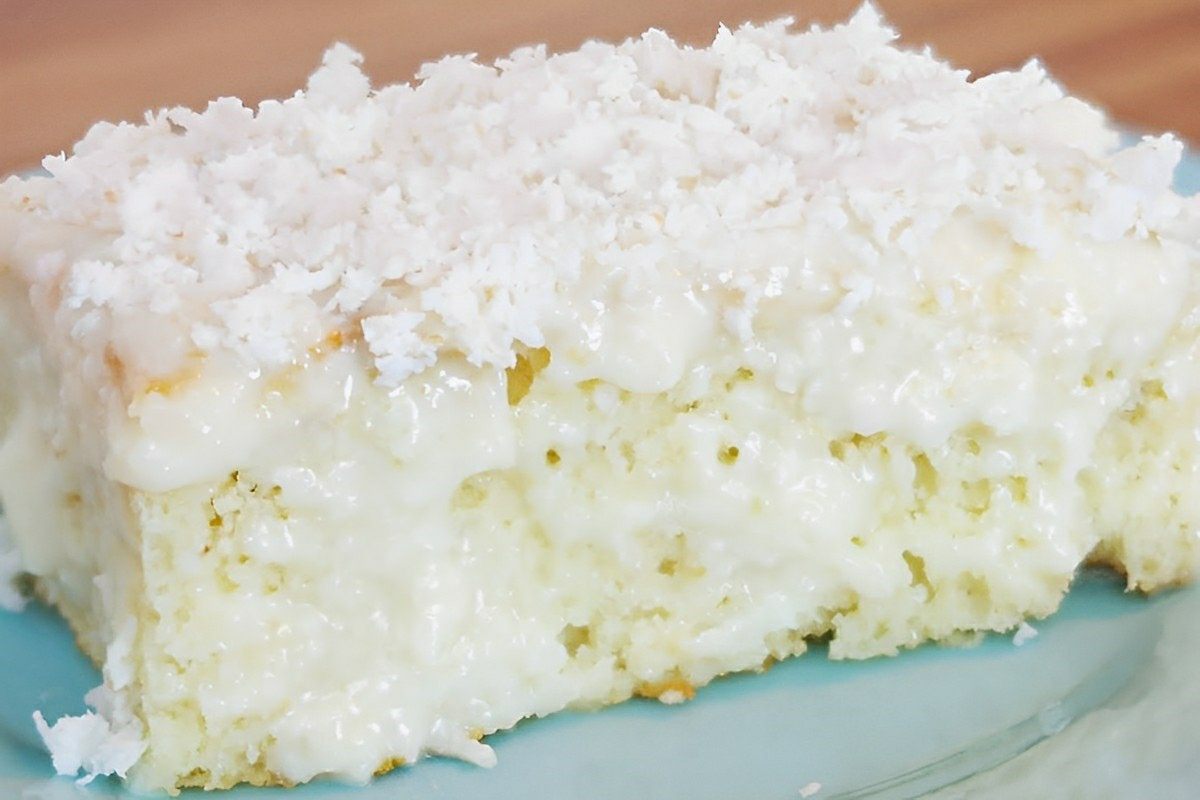 Bolo de coco gelado embrulhado cremoso delicioso e muito fácil de fazer