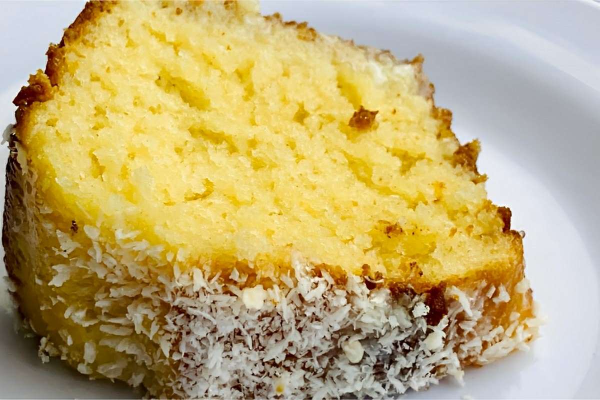 Bolo de coco de liquidificador molhadinho delicioso e perfeito para o lanche