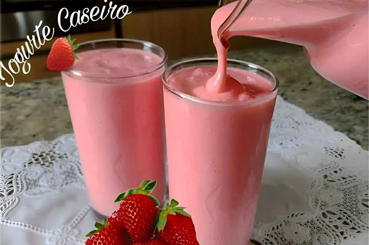 O melhor iogurte de morango caseiro que já provei super gostoso e cremoso