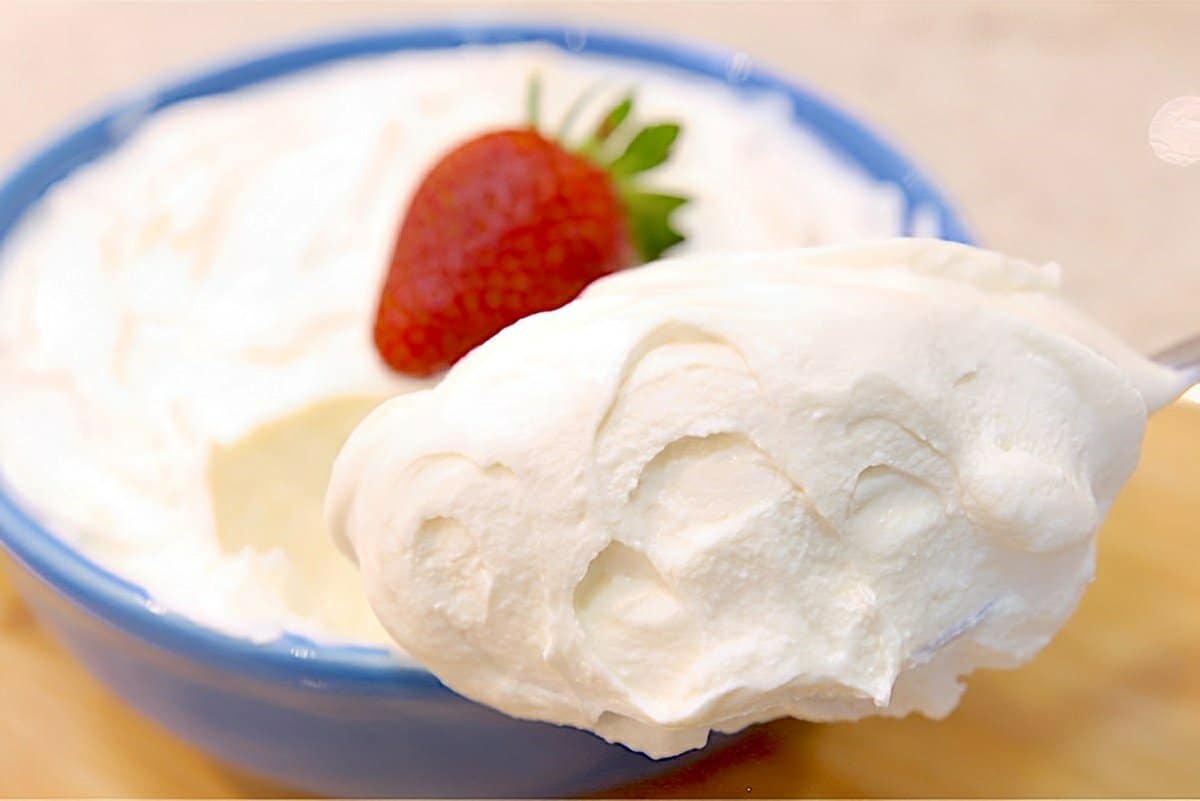 Iogurte grego caseiro econômico delicioso e feito com poucos ingredientes