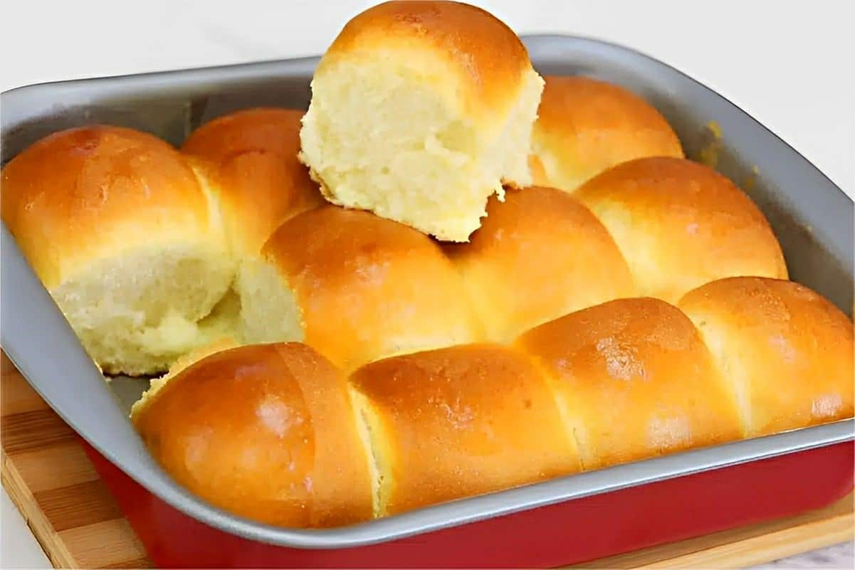 Pão caseiro simples e fofinho feito com ingredientes que você tem em casa