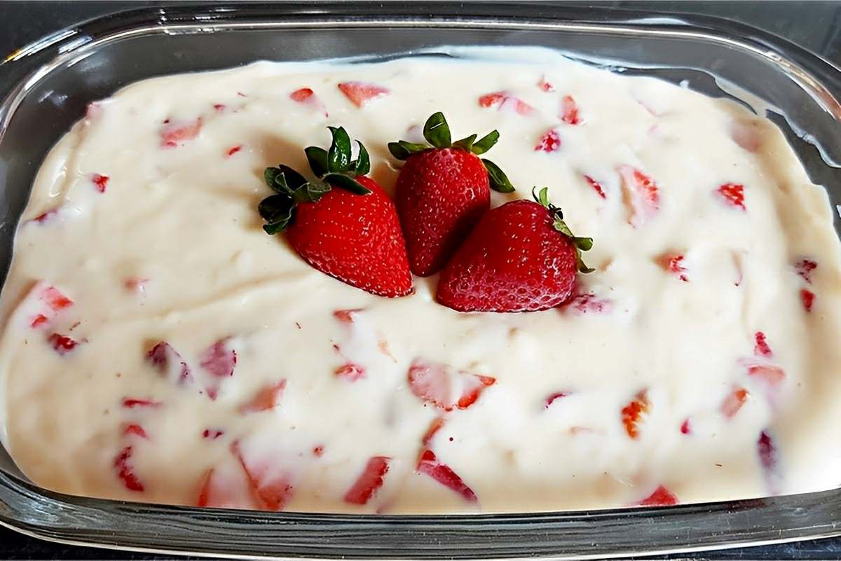 Sobremesa de morango simples e prática que vai agradar toda a família