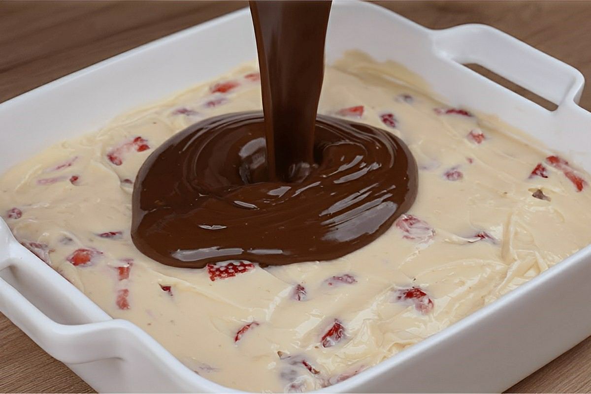 Sobremesa de morango com chocolate simples fácil de preparar e deliciosa