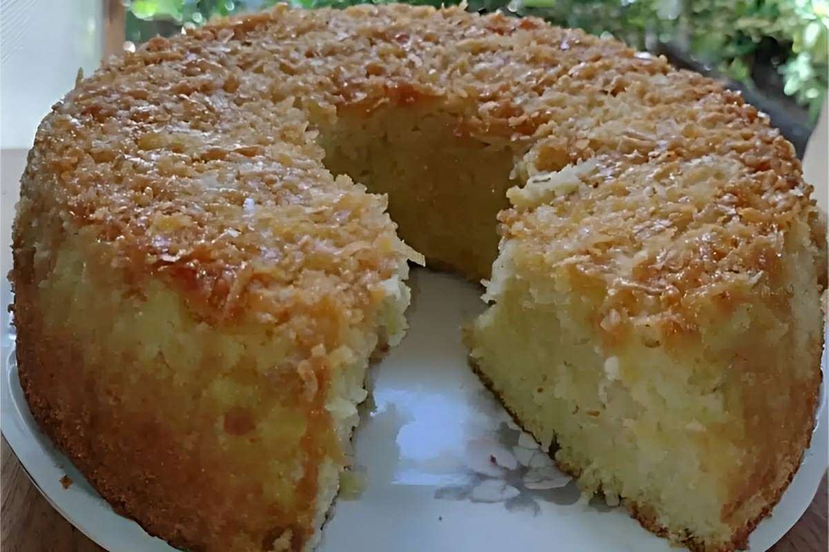 Bolo de coco caramelizado delicioso e perfeito para o lanche da tarde ...