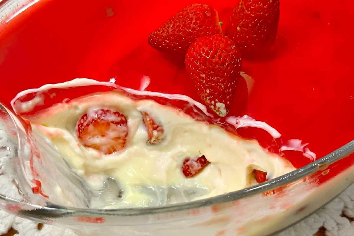 Sobremesa de morango pronta em poucos minutos perfeita para toda família