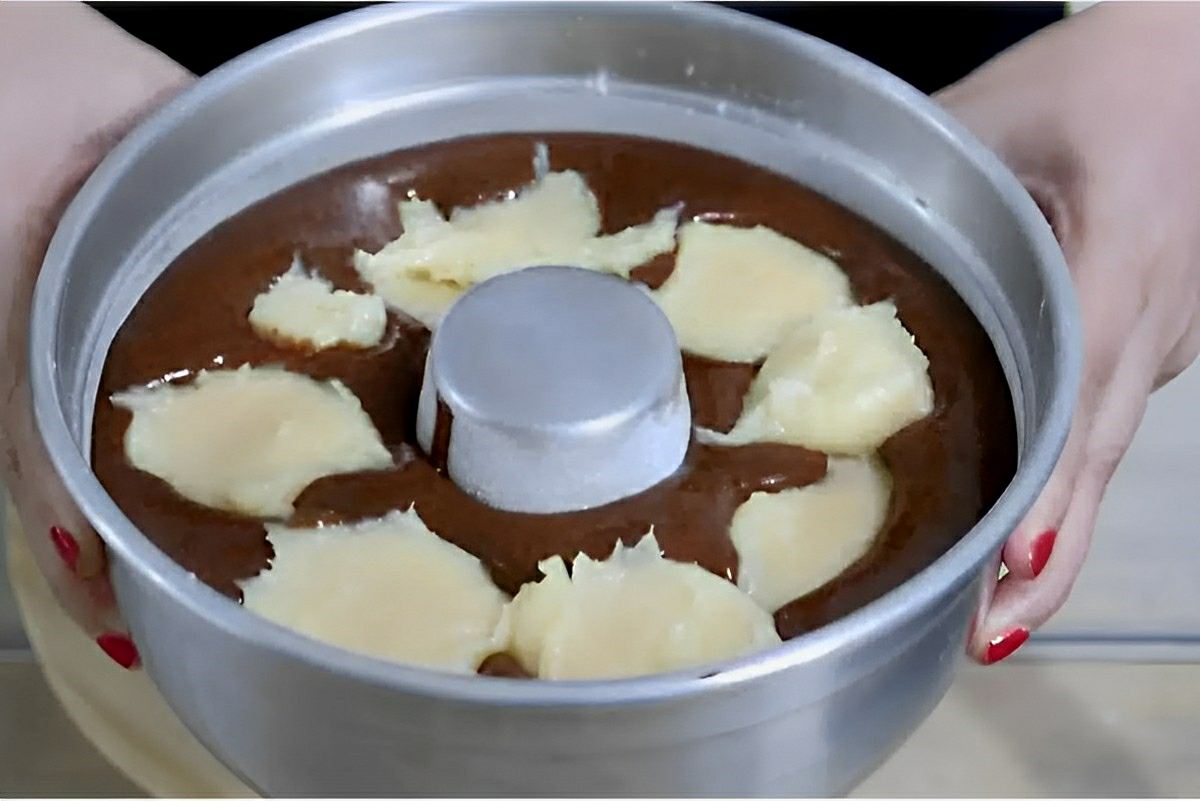 Bolo de chocolate que já sai do forno recheado: muito prático e perfeito para o lanche