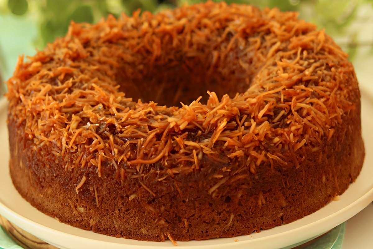 Bolo de coco queimado fofinho delicioso e perfeito para servir no ...