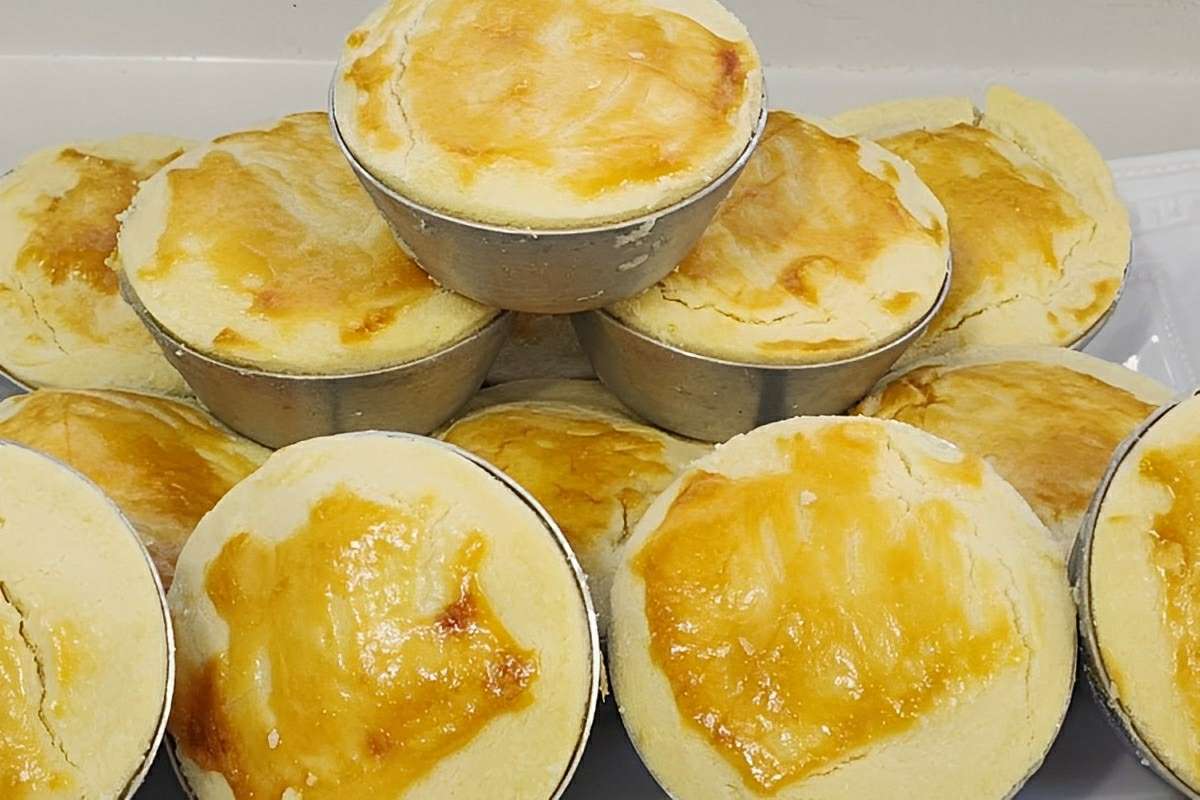 Empada de frango feita com massa de 2 ingredientes que derrete na boca