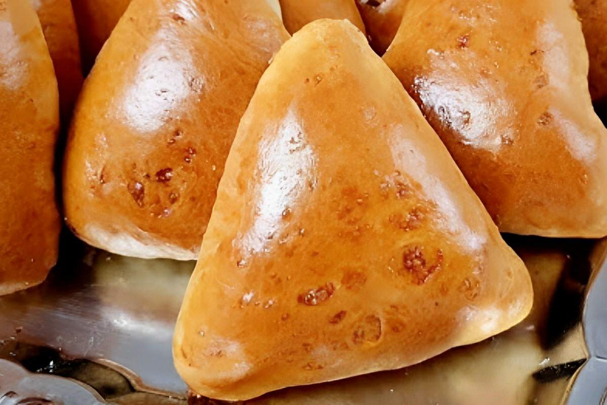 Esfirra de carne com massa fofinha e recheio bem suculento perfeita ...