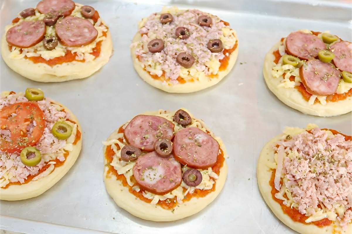 Essa mini pizza é o lanche perfeito para qualquer hora do dia e ainda é ...