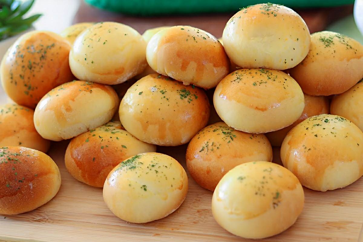 Pãozinho caseiro recheado com frango perfeito para o lanche de toda a ...