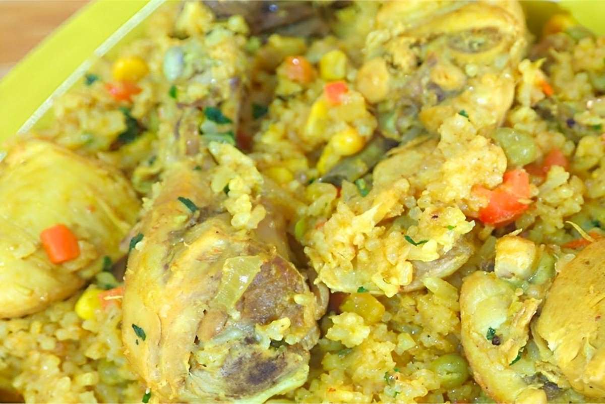 Receita de galinhada da fazenda bem colorida suculenta e saborosa