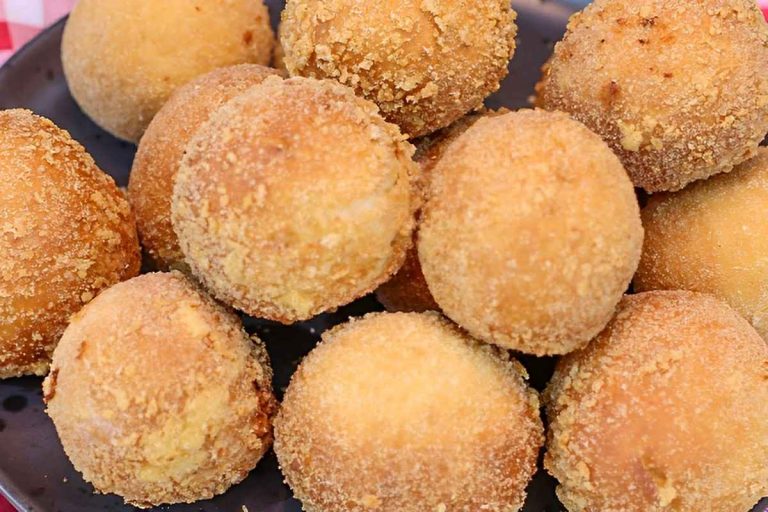 Salgado bomba: um salgado frito recheado com presunto e queijo delicioso