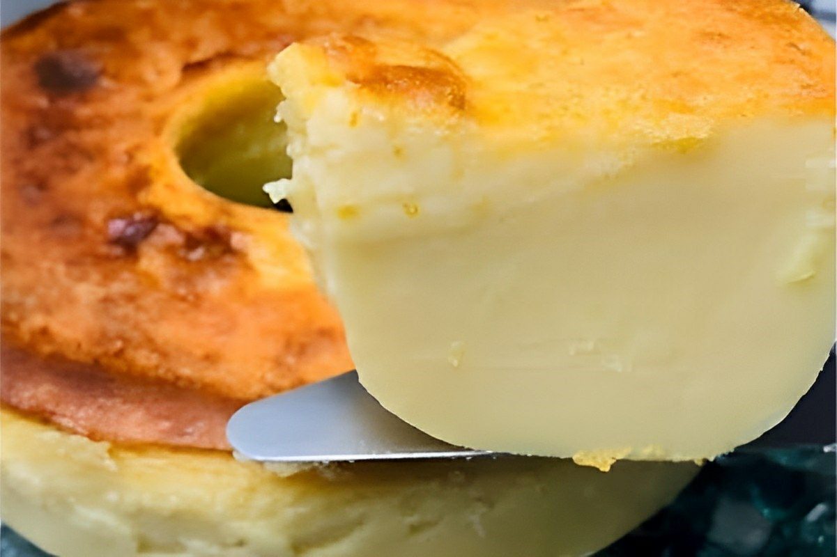 Bolo moça cremosa simples e delicioso é só bater os ingredientes no ...