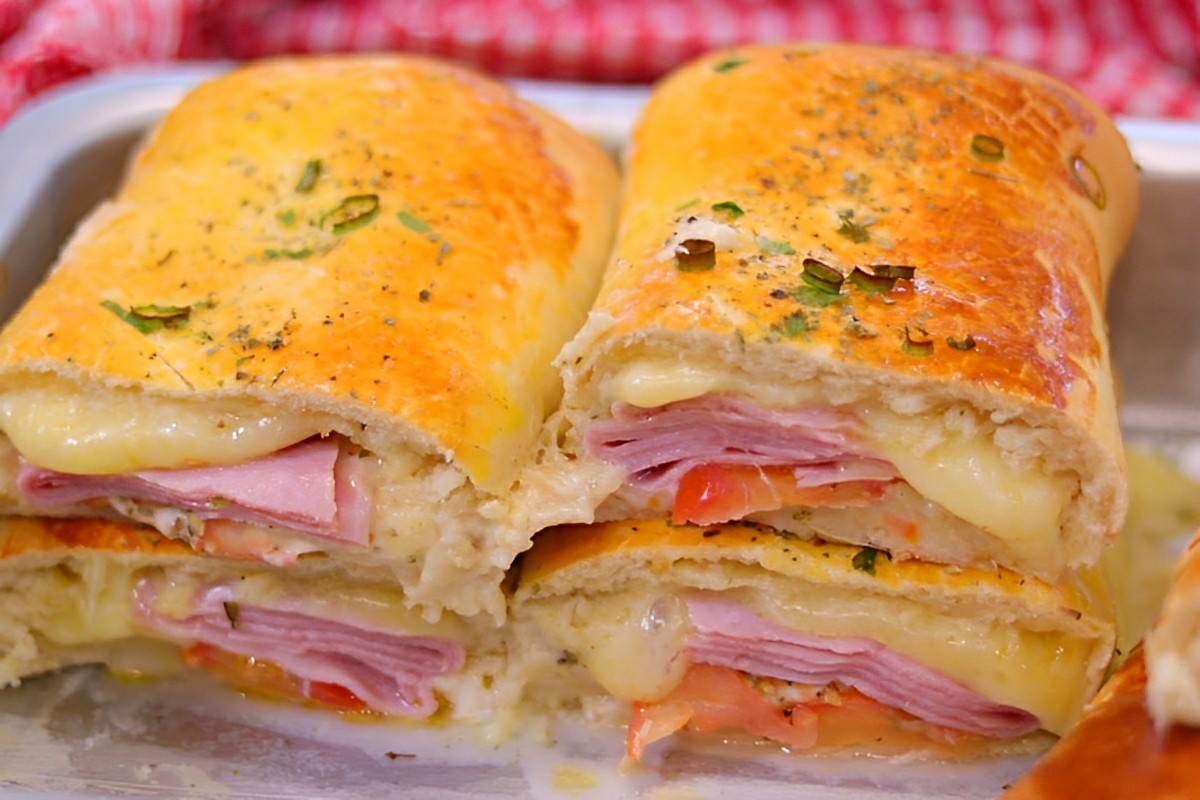 Enrolado de presunto e queijo fofinho e delicioso para o lanche de toda ...
