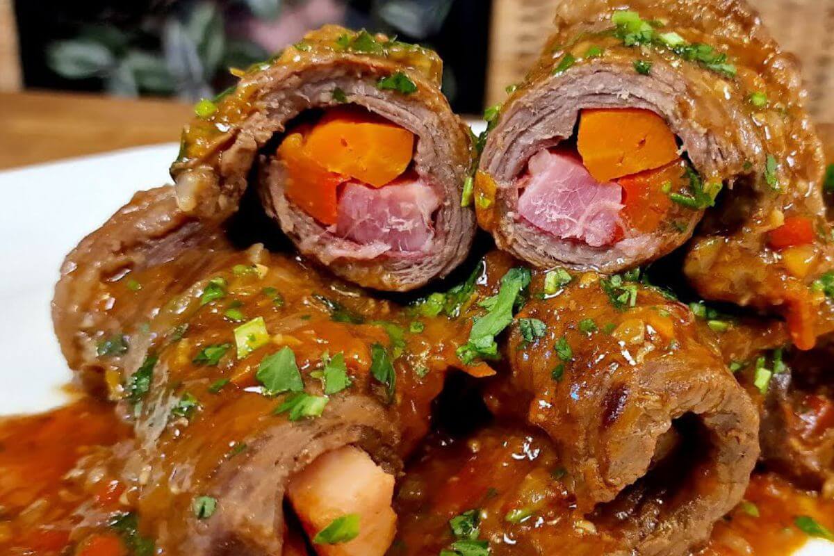 Bife a rolê bem recheadinho e com um molho perfeito para deixar ele bem ...