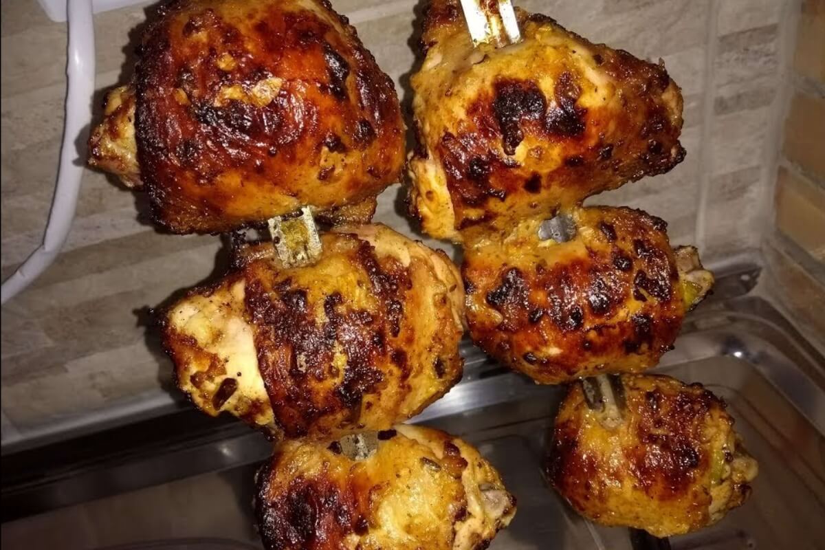 Sobrecoxa de frango assada na brasa com um tempero especial para você ...