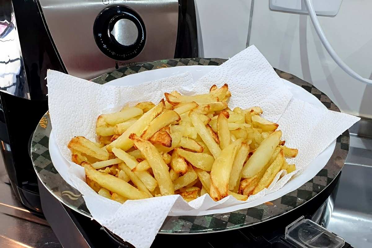 Batata frita na air fryer fica crocante e sequinha igual de fast food