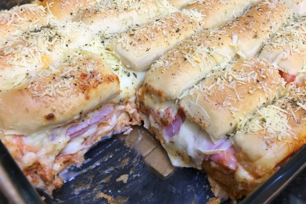 Lanche rápido e fácil com pão é só montar as camadas e levar no forno