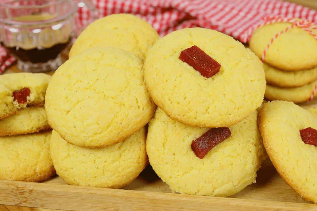 Broa de fubá com goiabada bem fácil de fazer e fica simplesmente ...