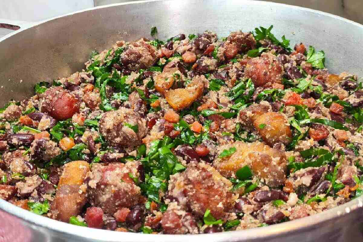 Veja nessa receita porque feijão tropeiro de restaurante fica tão bom