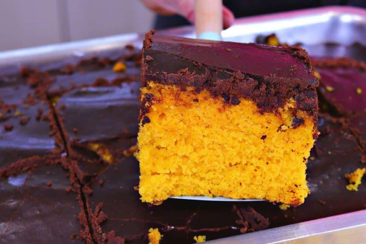 Bolo de cenoura fofinho com uma calda de chocolate durinha por cima