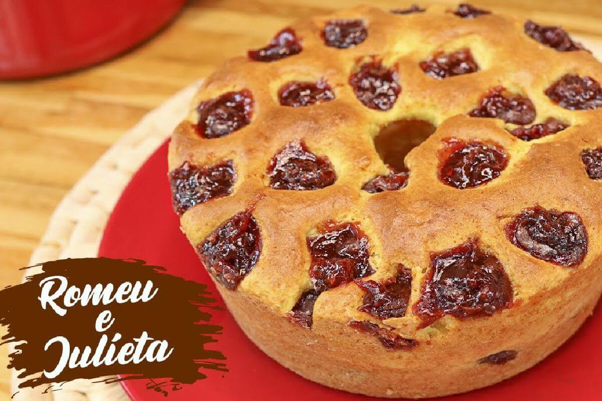 Bolo de queijo com goiabada que traz uma combinação de sabores que todo ...