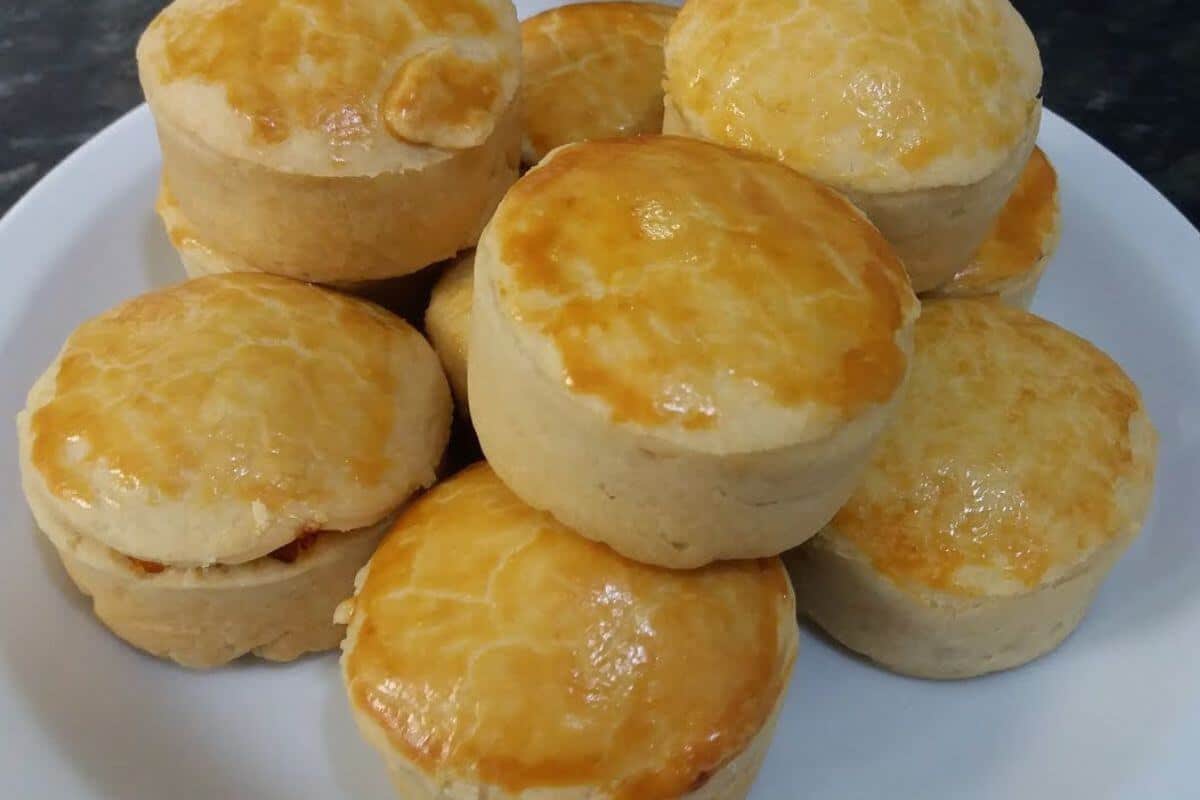 Empadinha de frango com uma massa perfeita que todo mundo quer aprender ...