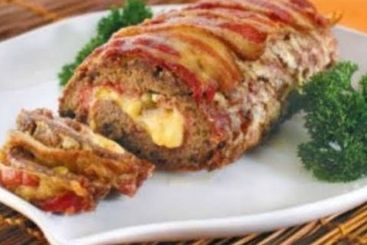 Rocambole de carne moída recheado com queijo derretendo que fica incrível