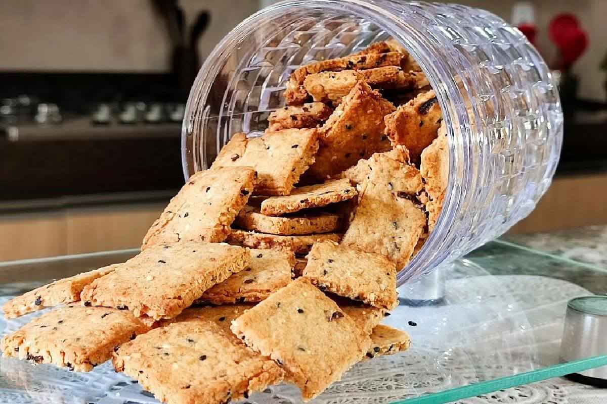 Biscoitinho temperado bem crocante e saboroso com ingredientes bem simples