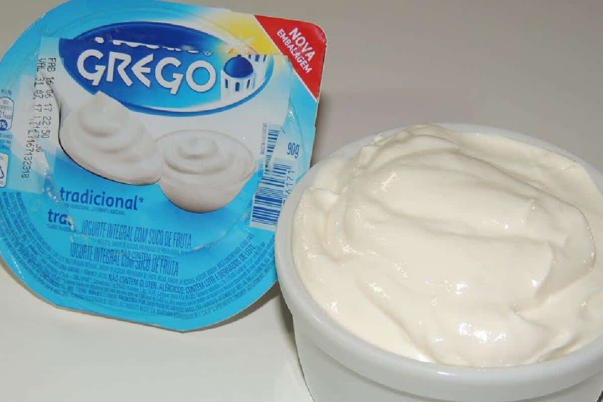 Iogurte grego caseiro que fica com uma consistência incrível depois de ...