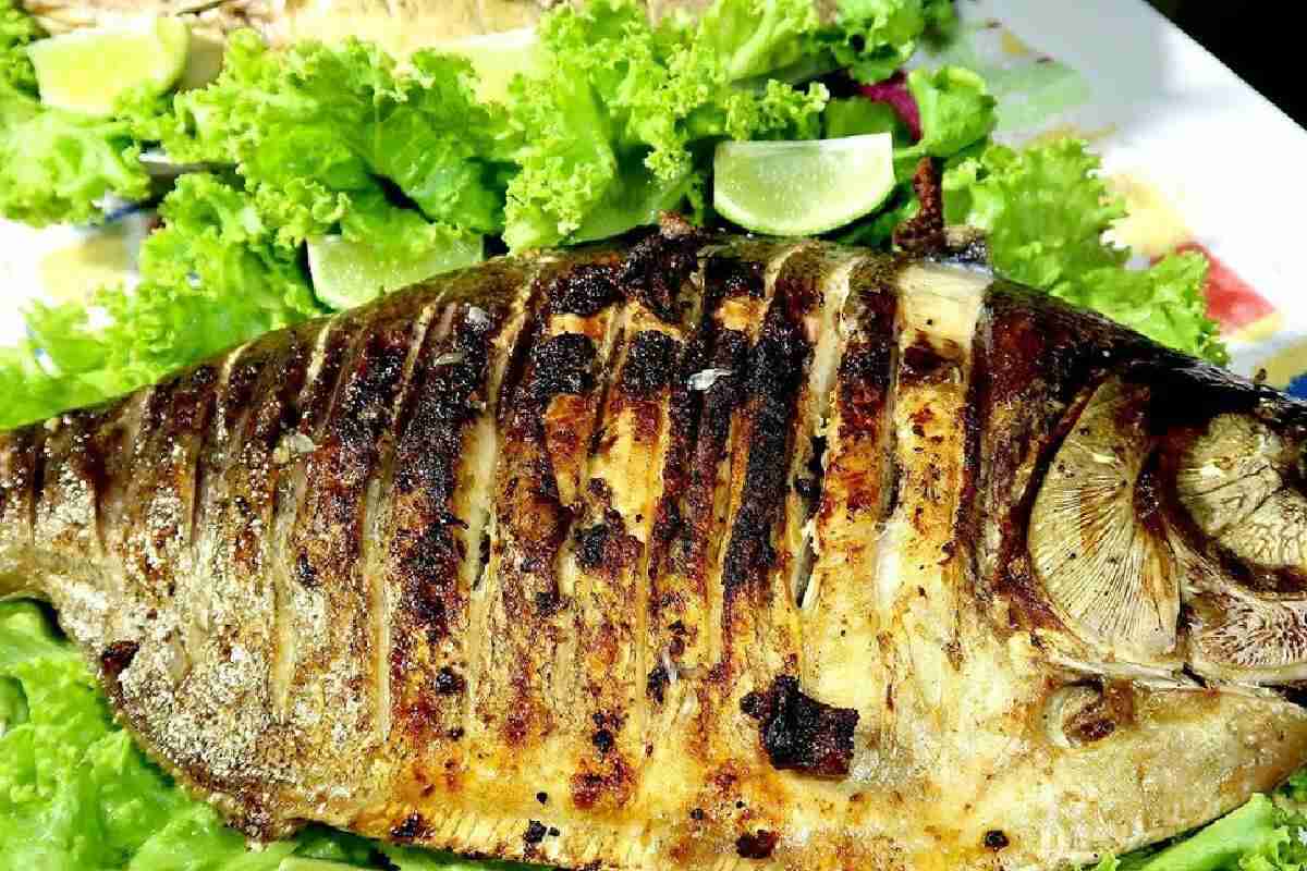 Veja como preparar e temperar um peixe assado na brasa para sexta-feira ...