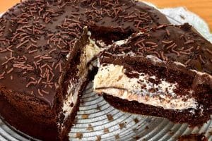 Bolo de chocolate recheado simplesmente irresistível e bem fácil de fazer