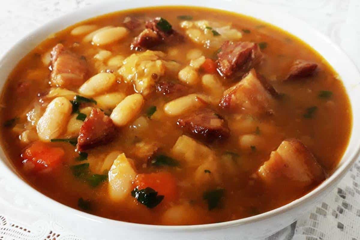 Mocotó com feijão branco uma comida típica que fica muito saborosa