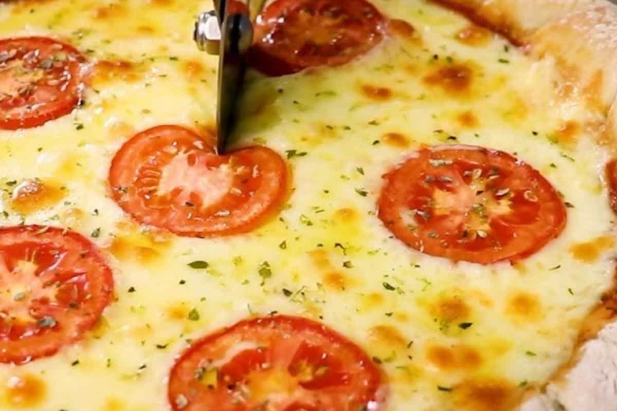 Veja como fazer uma pizza caseira fácil e que fica deliciosa