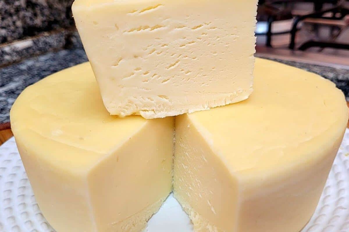 Como fazer queijo caseiro usando poucos ingredientes simples e baratos