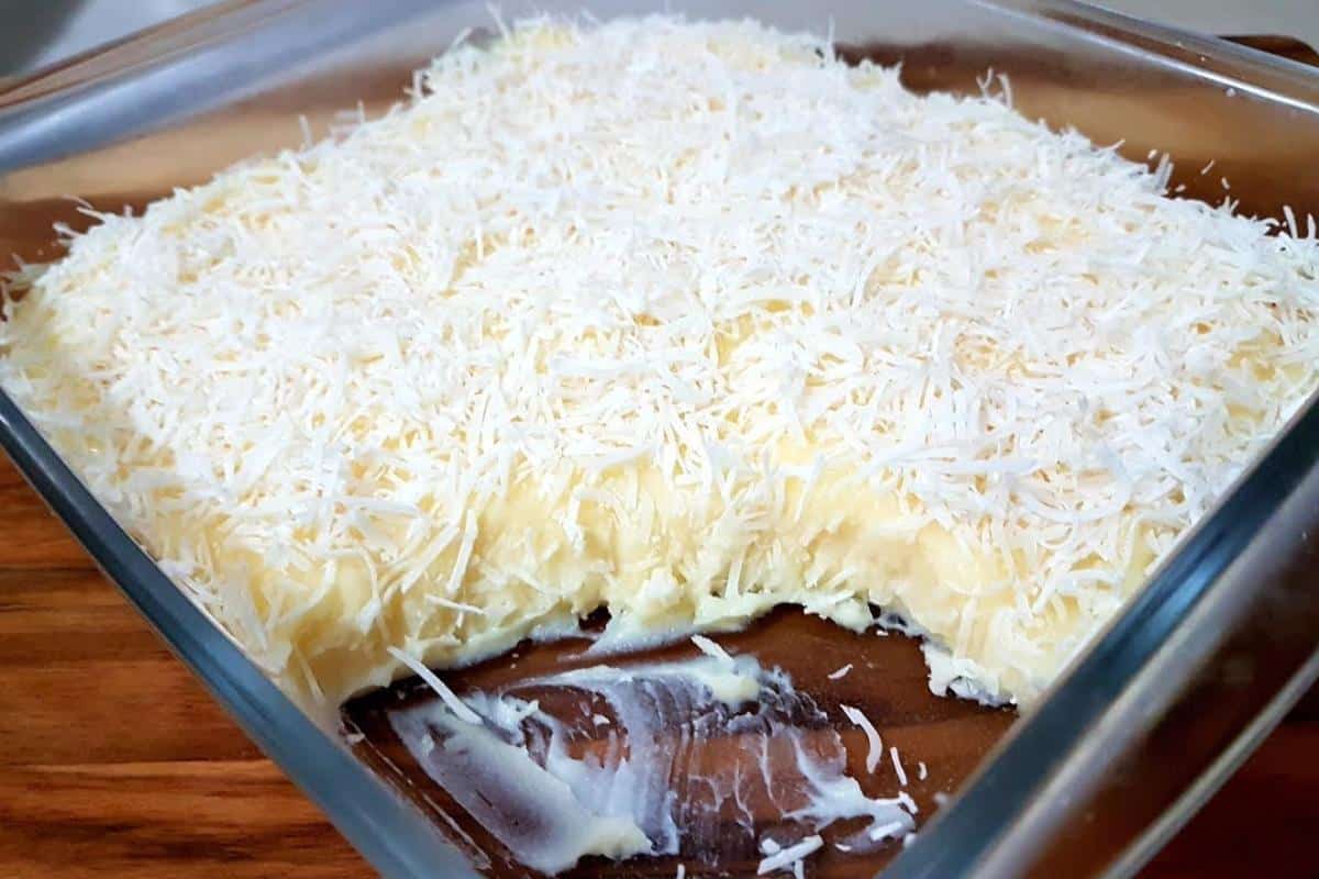 Sobremesa de coco molhadinha e cremosa que fica pronta rapidinho