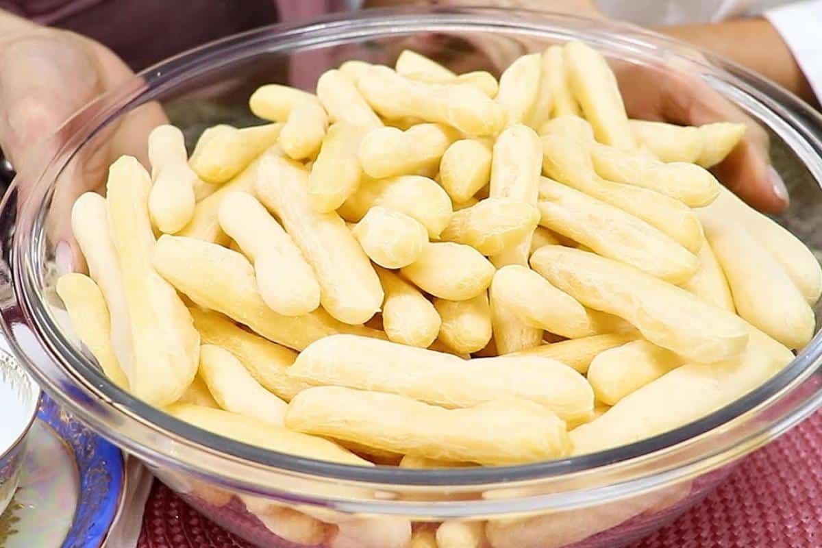 Biscoito de polvilho assado que rende um monte para comer quentinho com ...