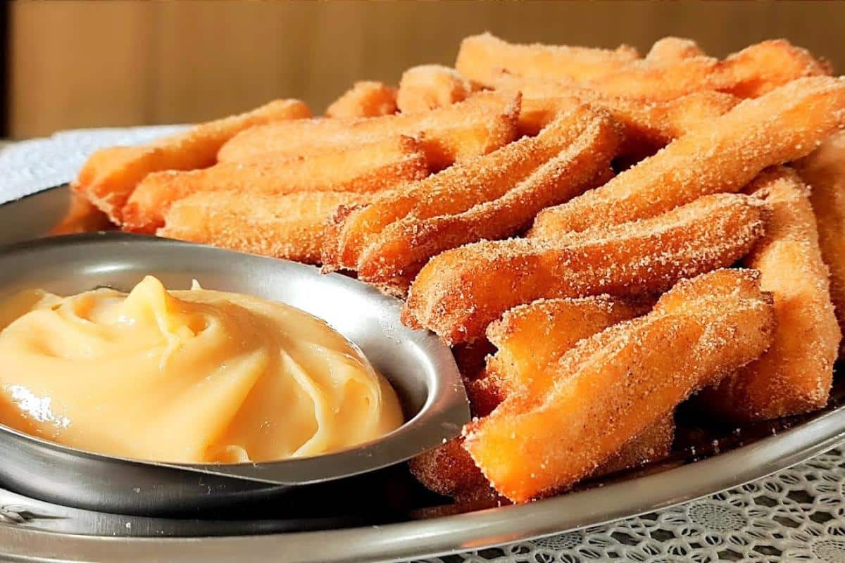 Mini churros caseiro bem macio para servir como petisco para as visitas