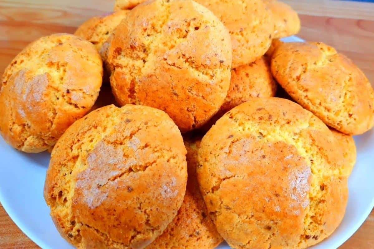 Broa caxambu de padaria crocante por fora e macia por dentro que ...