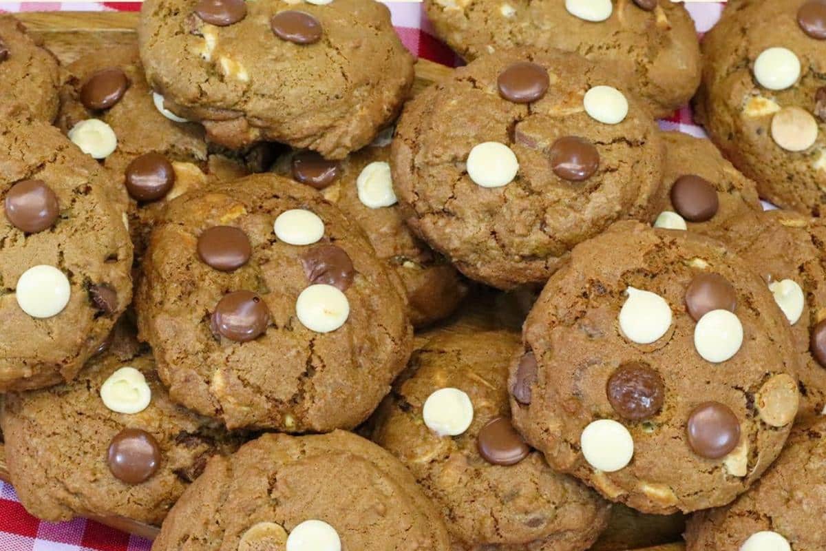 Cookies caseiros com gotas de chocolate cremoso e macio que desmancha ...